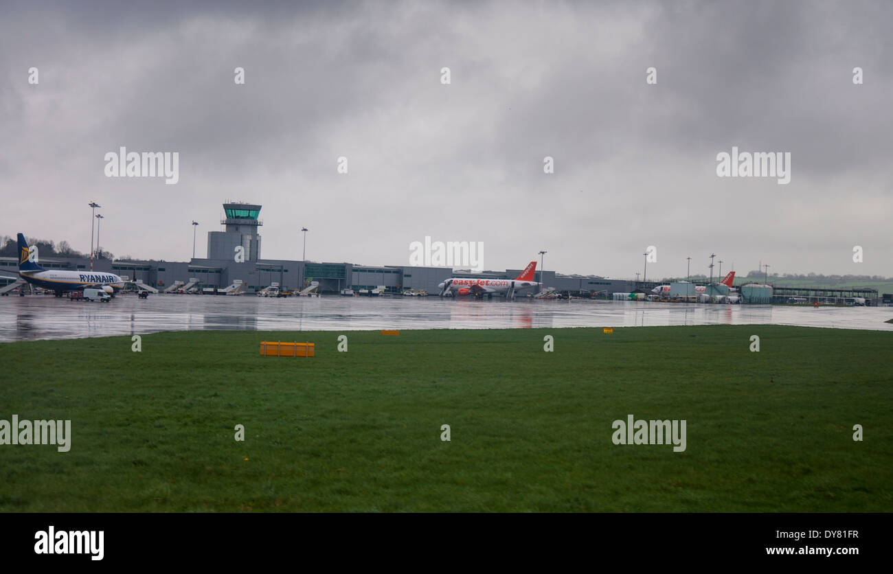 Bad weather in airport hi-res stock photography and images - Alamy