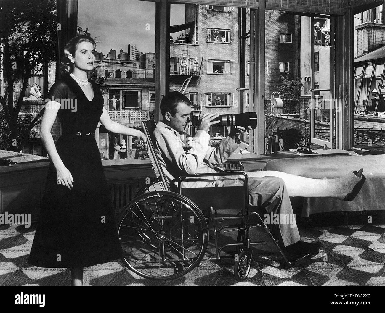 Rear Window - Grace Kelly , James Stewart - Director : Alfred Hitchcock ...