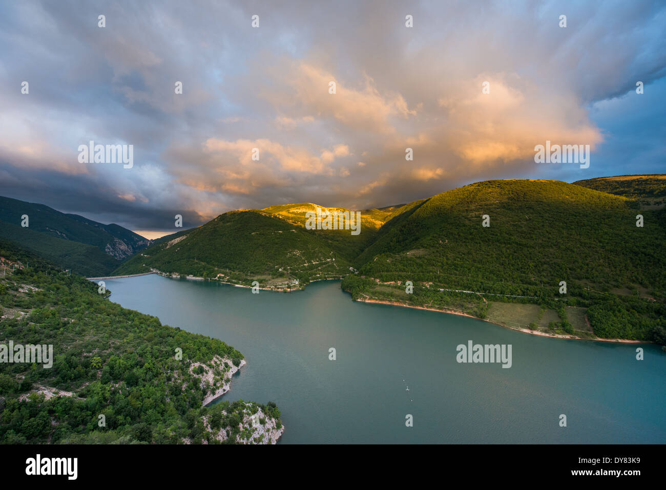 Lake Fiastra, a wonderful lake between the hills of the Monti Sibillini ...