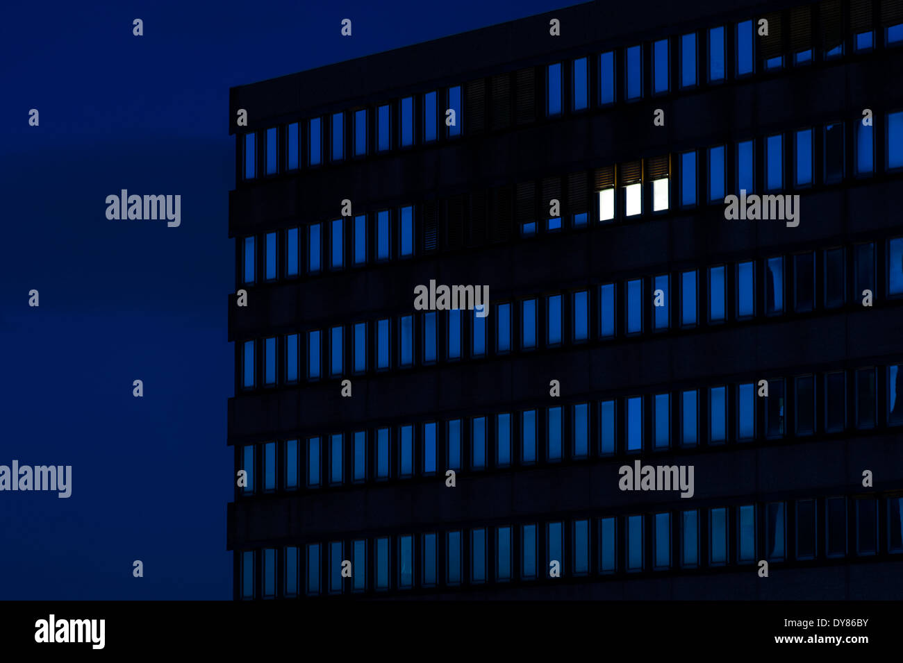 Lighted windows modern office building hi-res stock photography and ...