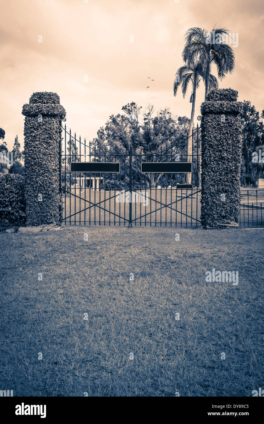 Cemetery sign iron hi-res stock photography and images - Alamy