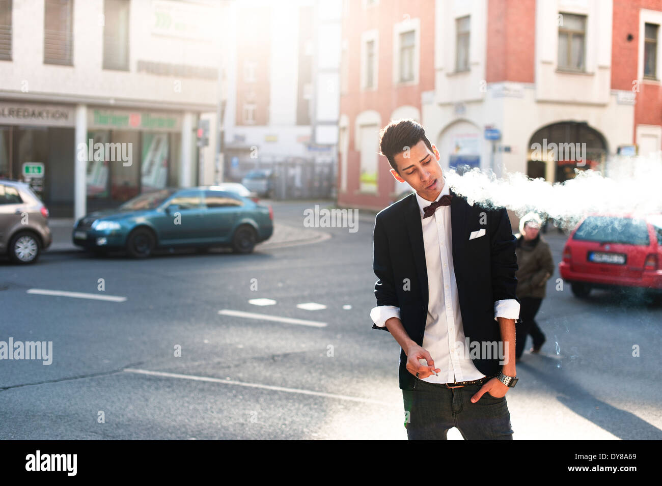 People smoking cigarettes outdoors hi-res stock photography and images ...