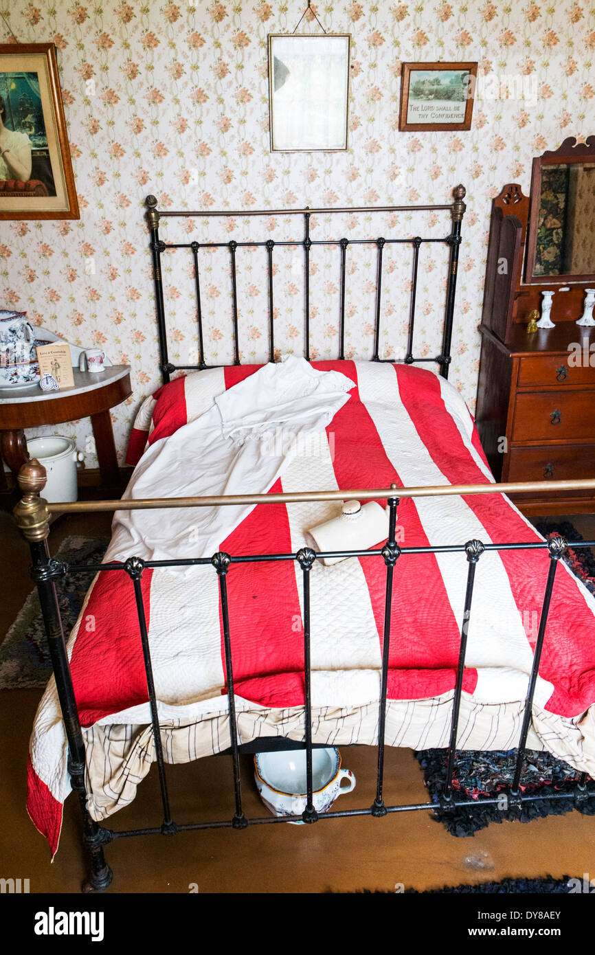 Victorian bedroom chamber pot ceramic water bottle bed nightdress ...