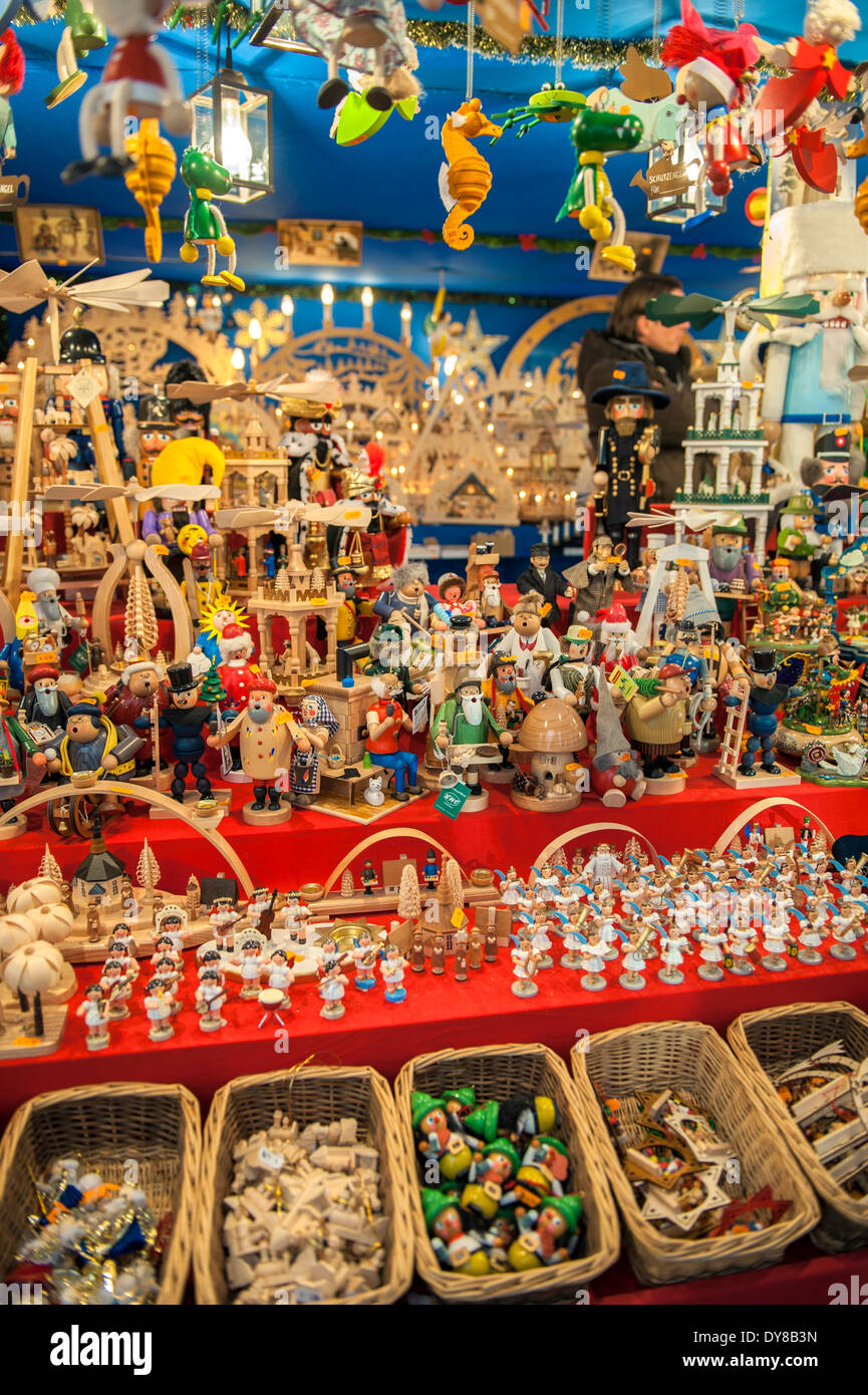 Vendor selling Christmas decorations at Christmas Market, Nuremberg ...