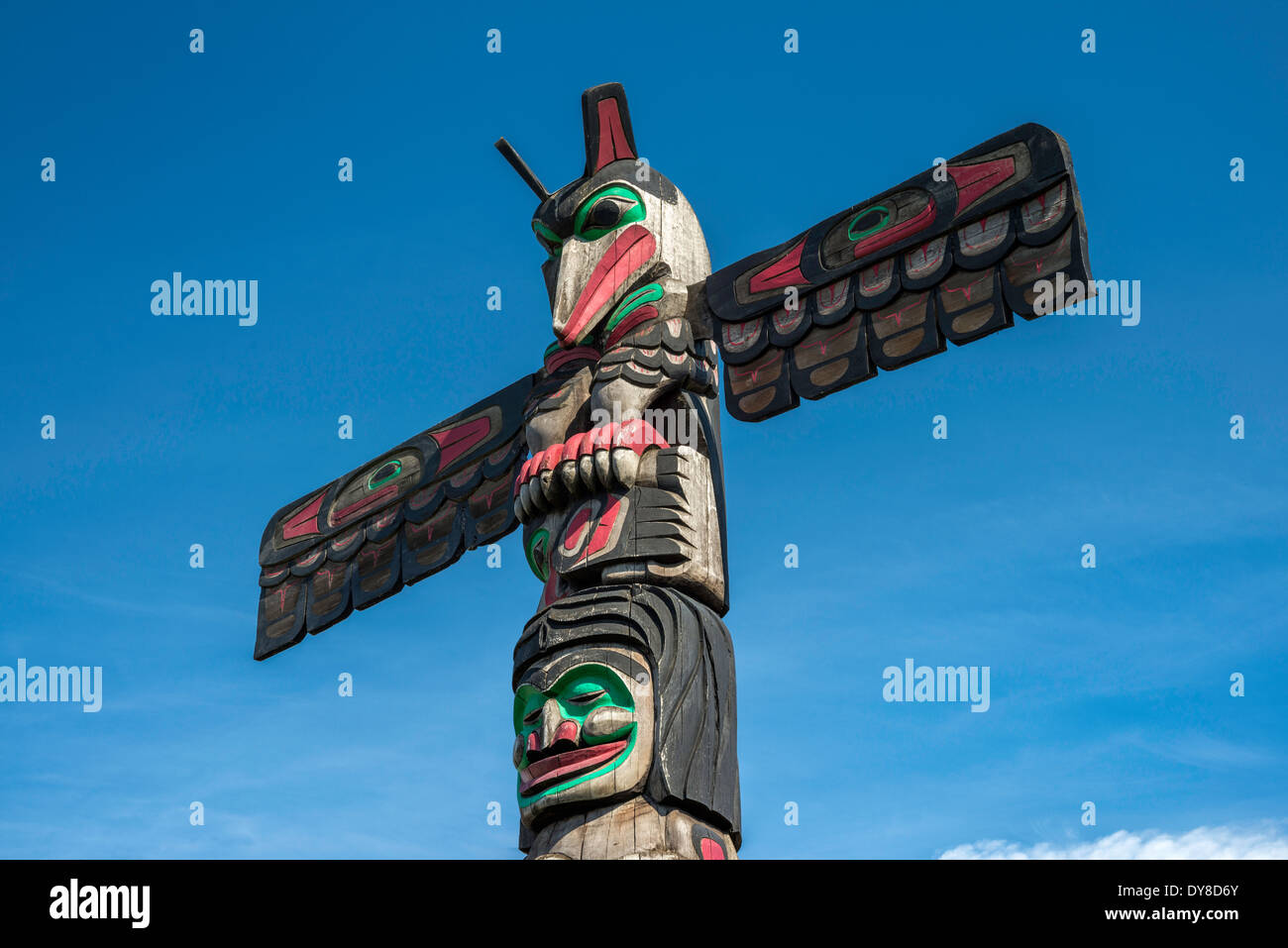 Raven's Gift, totem pole by Doug LaFortune aka William Horne, Duncan ...