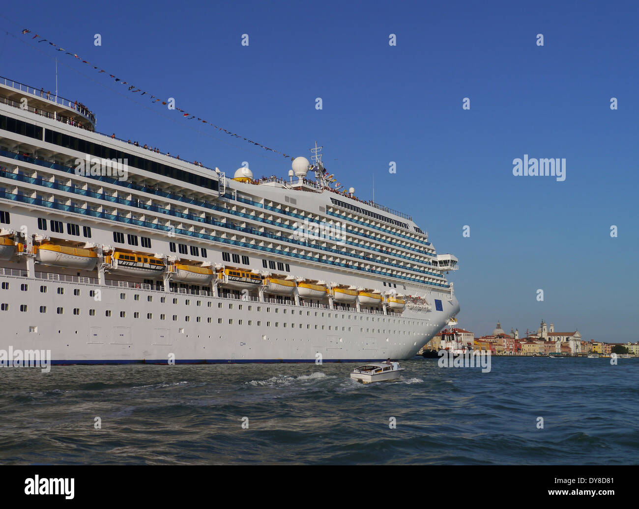 cruise ship at canele della giudecca, dorsoduro, venice, italy Stock ...