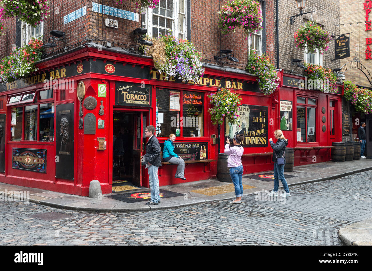 Ireland, Dublin, people in fron of a pub in Temple Bar quarter Stock ...