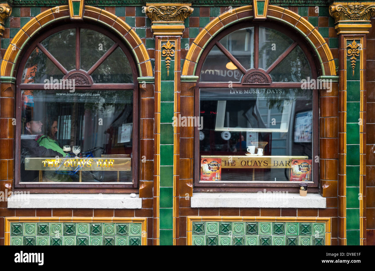 Pub window ireland hi-res stock photography and images - Alamy