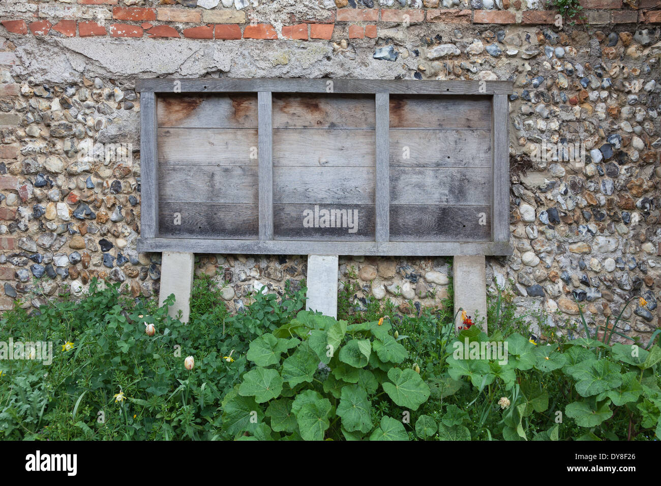 Old notice board hi-res stock photography and images - Alamy