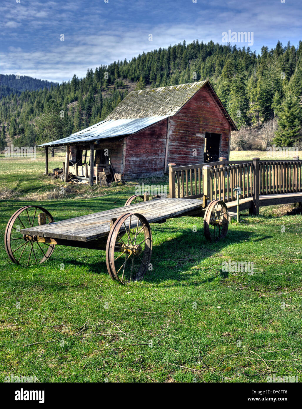 Farm wagon with barn exterior hi-res stock photography and images - Alamy