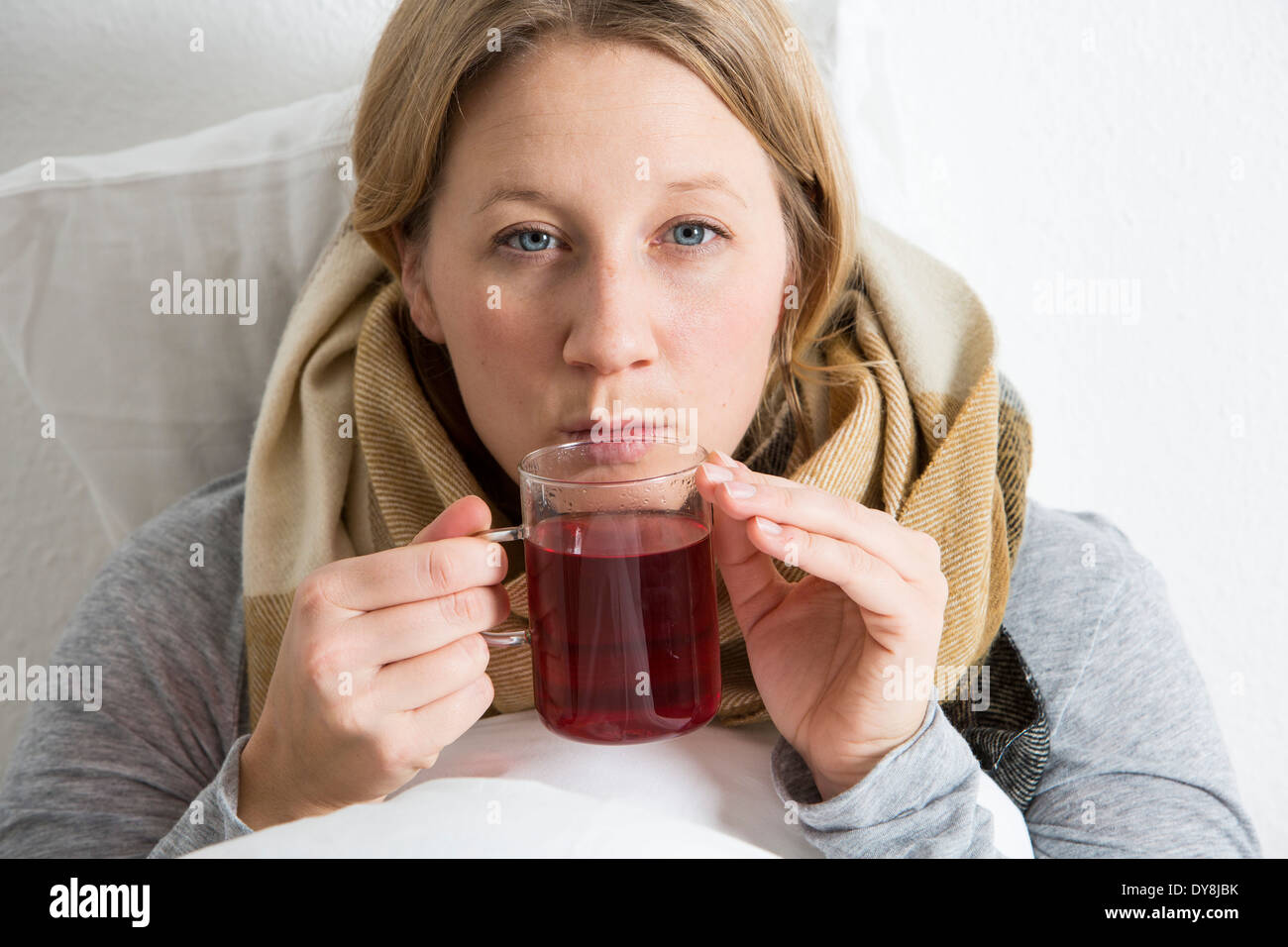 Abdominal pain woman hi-res stock photography and images - Alamy
