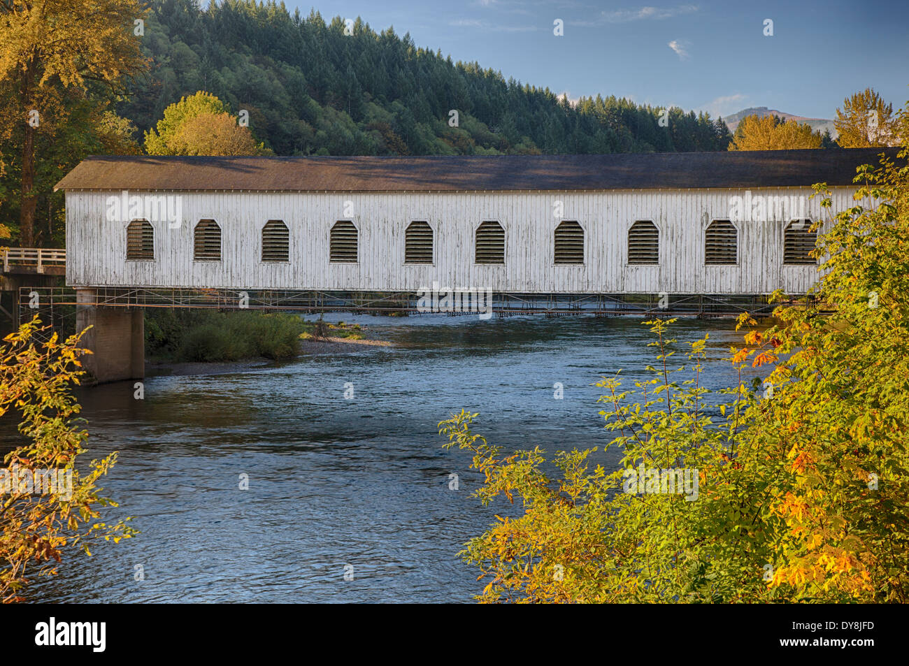 USA, Oregon, Lane County, Goodpasture covered bridge and the McKenzie ...