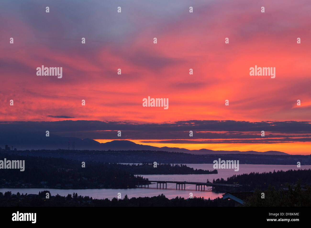 USA, Washington. Seattle skyline and Lake Washington, with Olympic ...