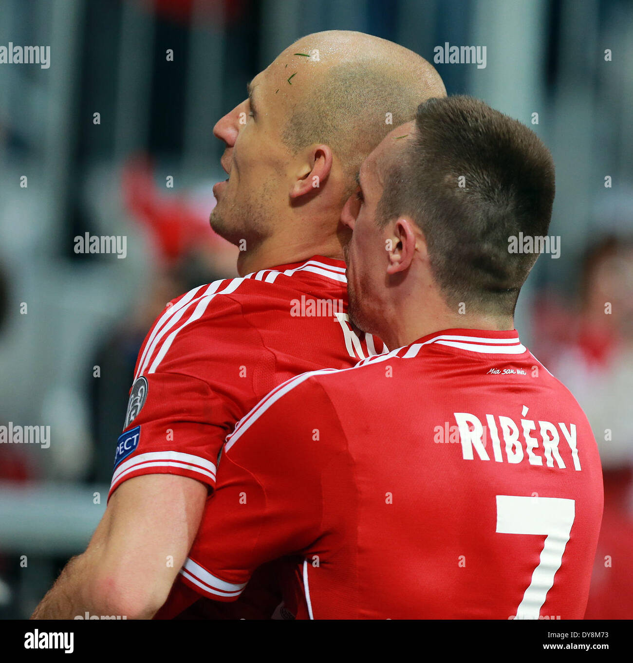 Munich, Germany. 9th Apr, 2014. Bayern Munich's Arjen Robben (L ...