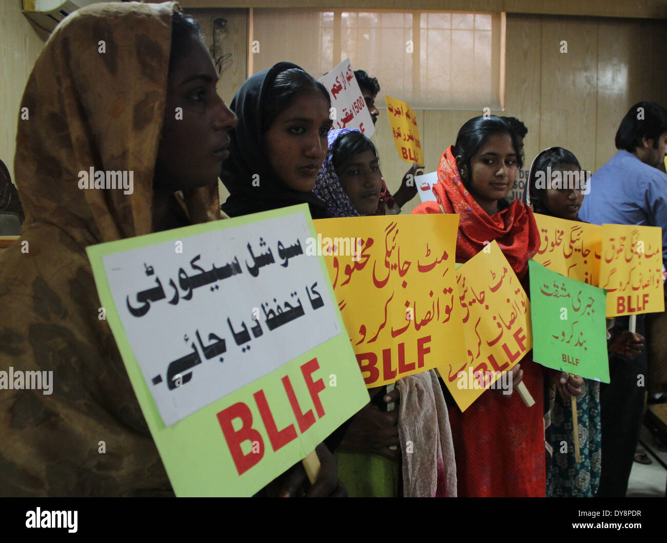 Lahore, Pakistan. 9th April, 2014. Pakistani kiln laborers demand ...