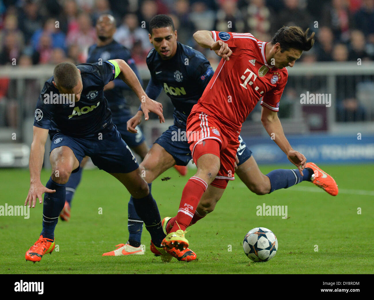Munich, Germany. 09th Apr, 2014. Munich's Claudio Pizarro (R) and ...