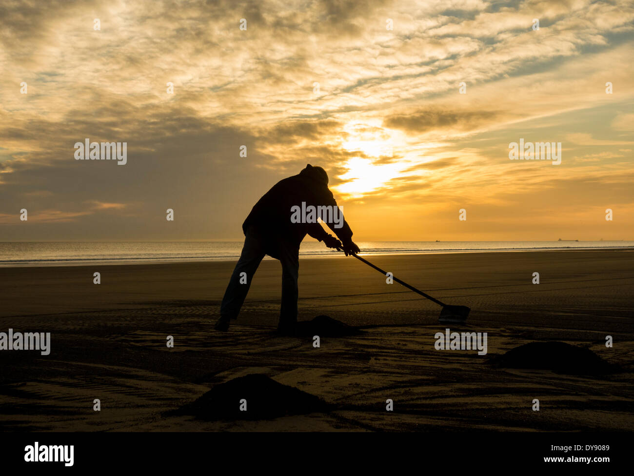 Coal on beach uk hi-res stock photography and images - Alamy