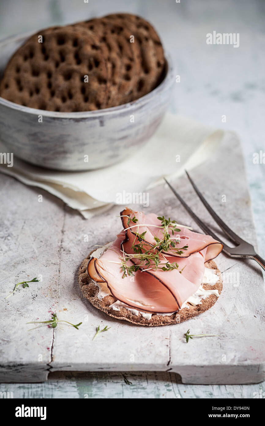 Round crispbread, cream cheese, cooked ham and cress Stock Photo - Alamy