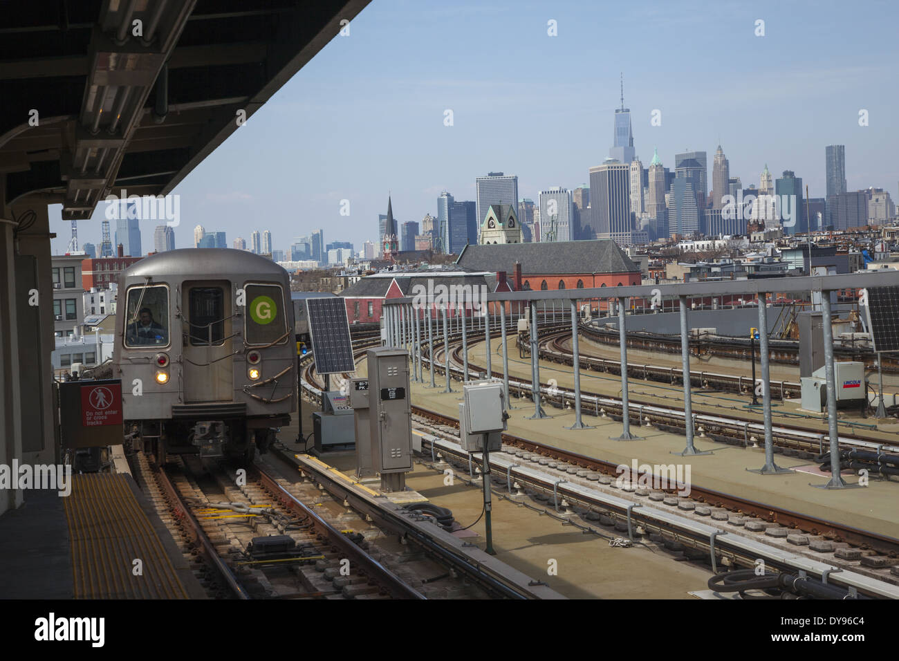 G train pulls into the Smith/9th St. elevated subway station in ...