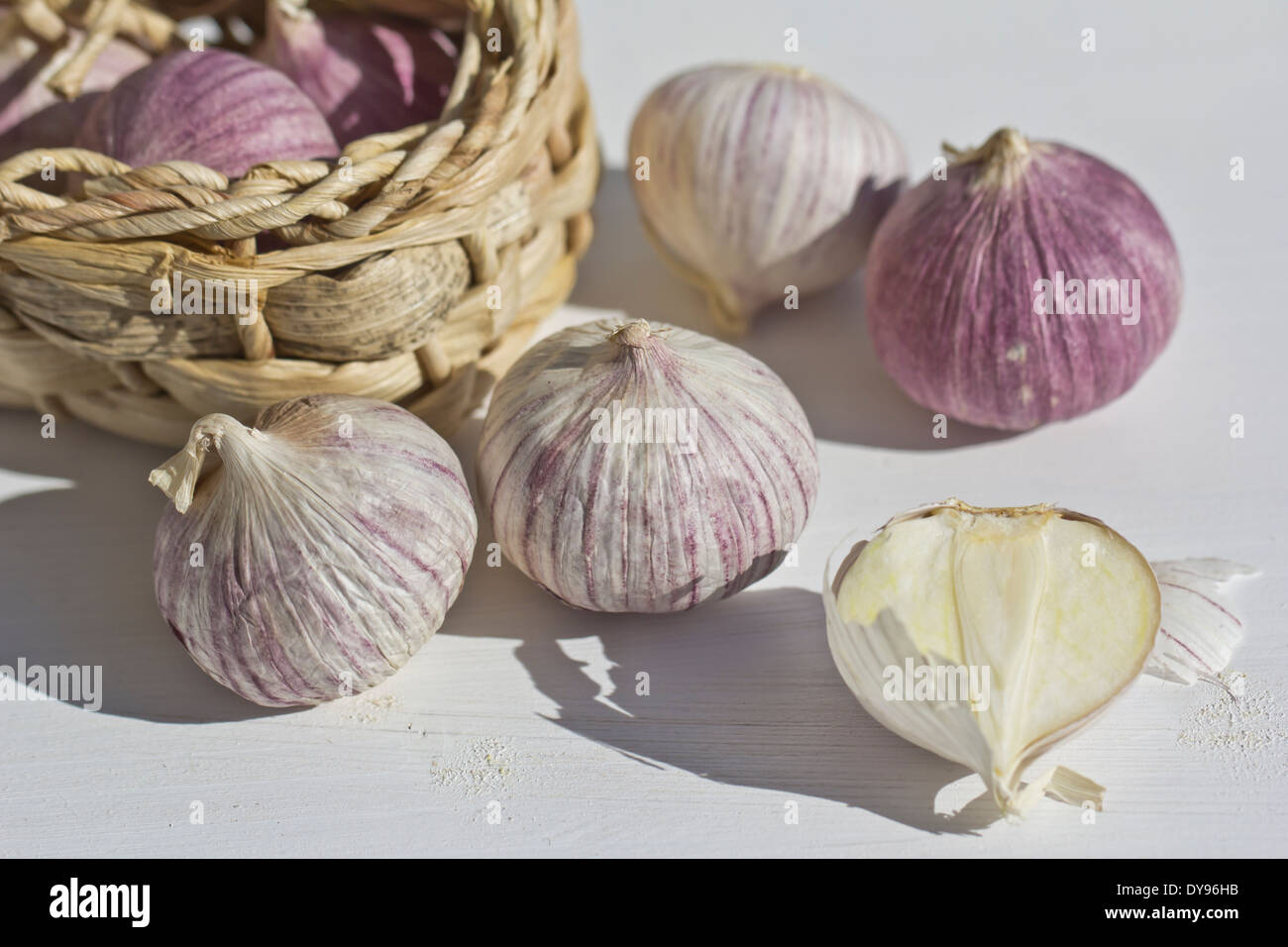 Little basket of garlic bulbs and half of garlic bulb in front Stock ...