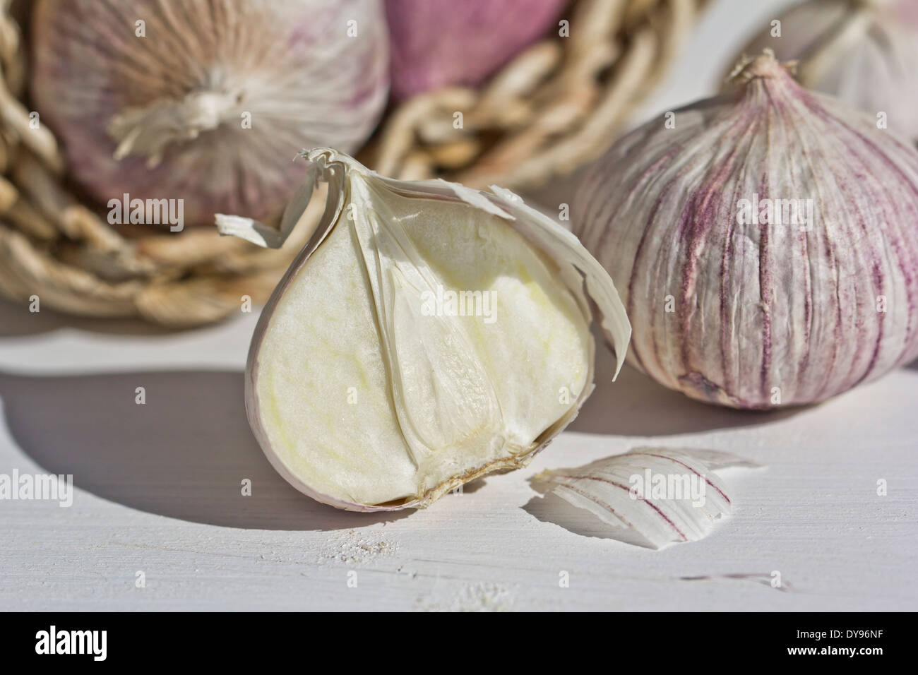Little basket of garlic bulbs and half of garlic bulb in front Stock ...
