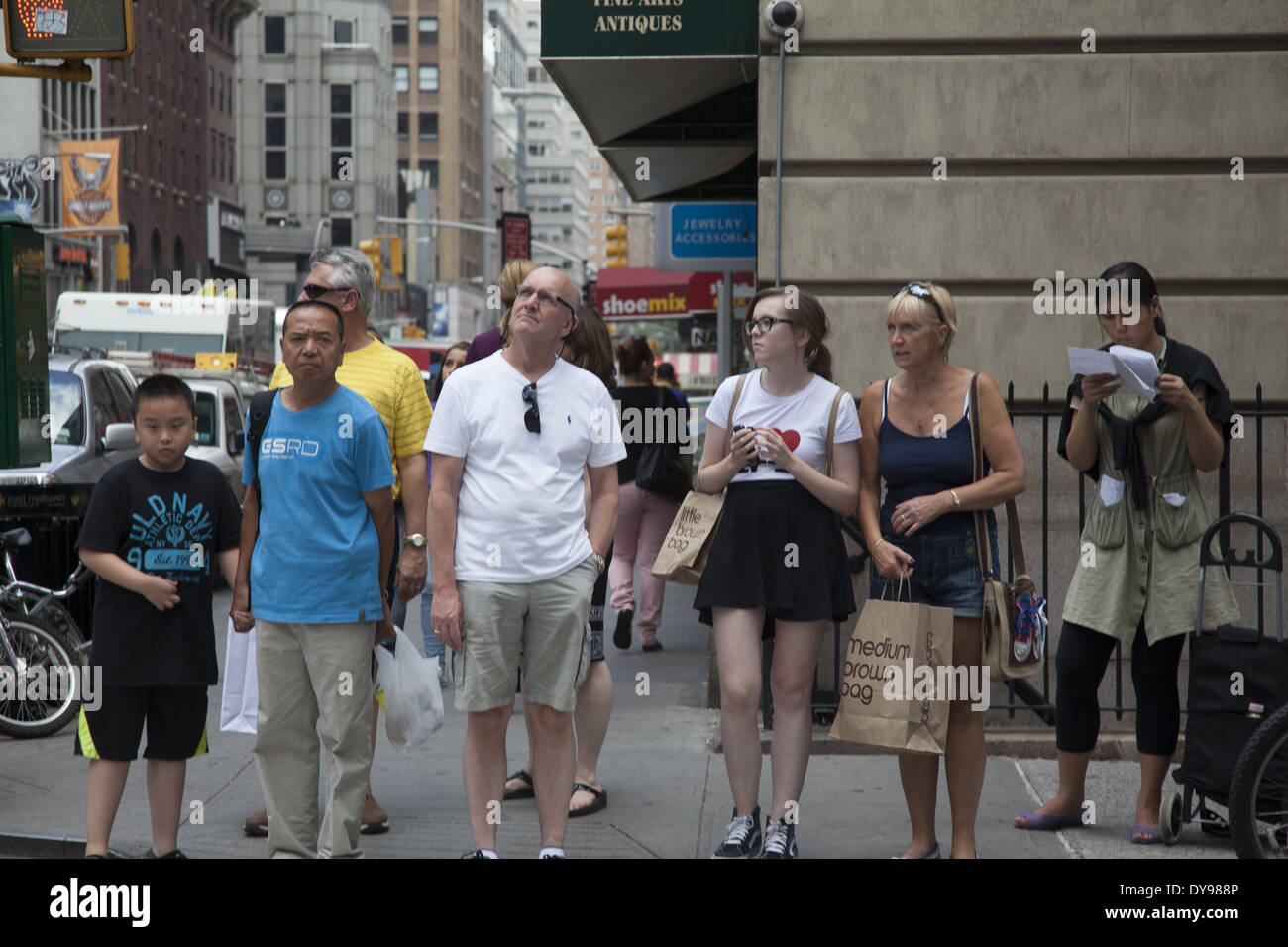Look around shopping hi-res stock photography and images - Alamy