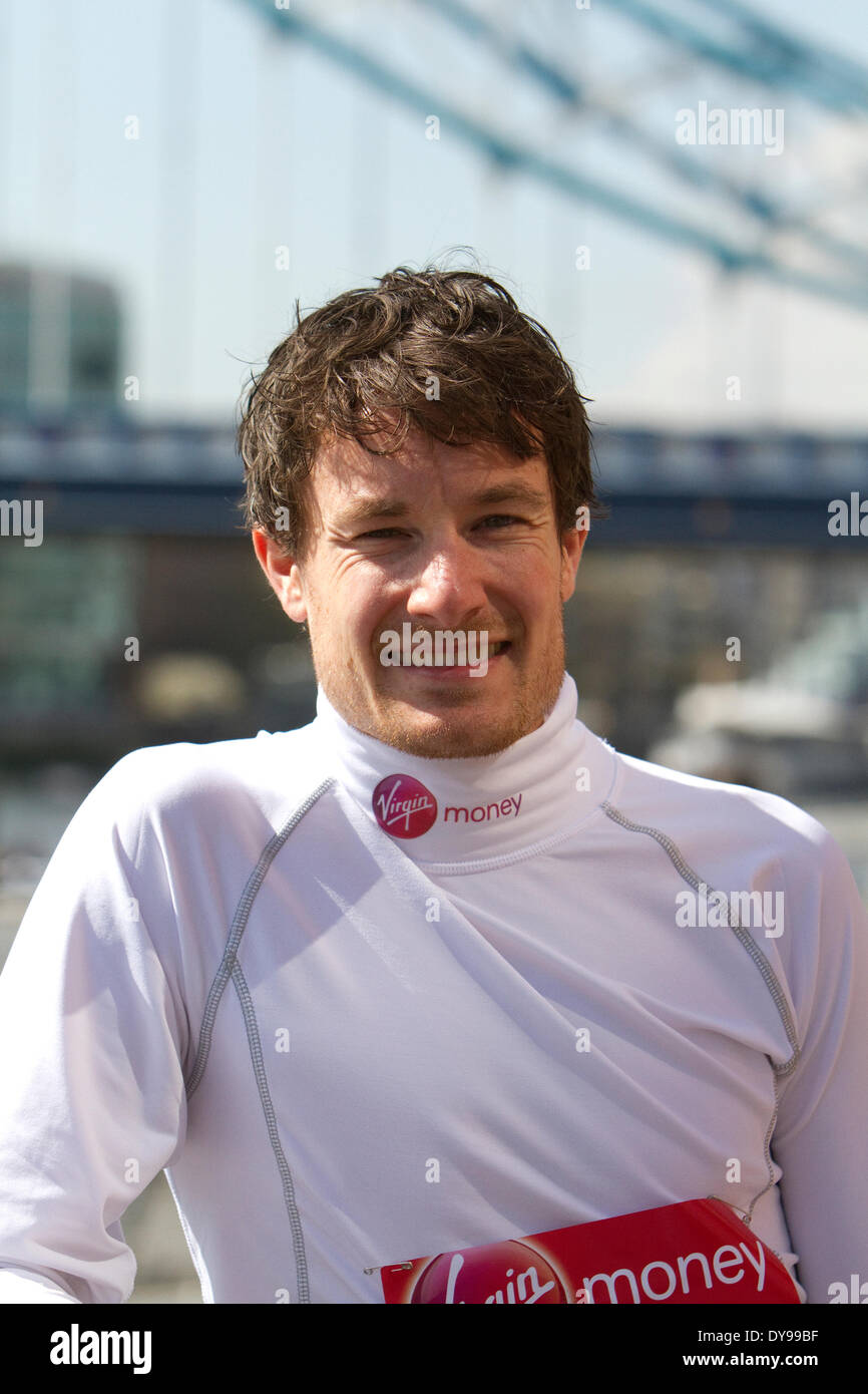 British london marathon runners chris thompson hi-res stock photography ...