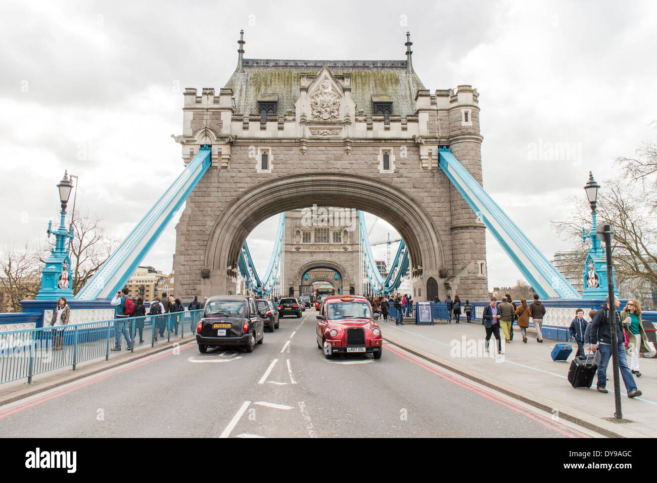 Crowd tower bridge hi-res stock photography and images - Alamy