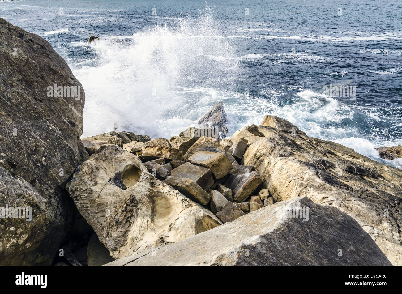 Splashing wave in to the rocks Stock Photo - Alamy