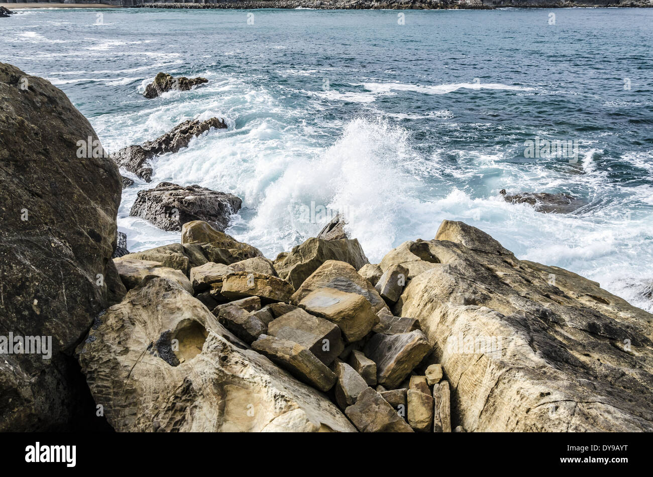 Rocks and wave hi-res stock photography and images - Alamy