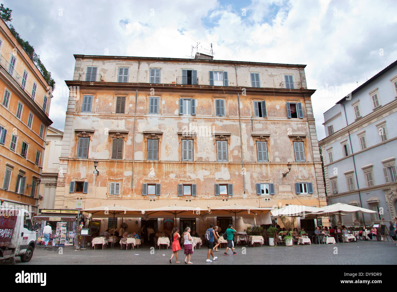 Santa maria in trastevere square hi-res stock photography and images ...