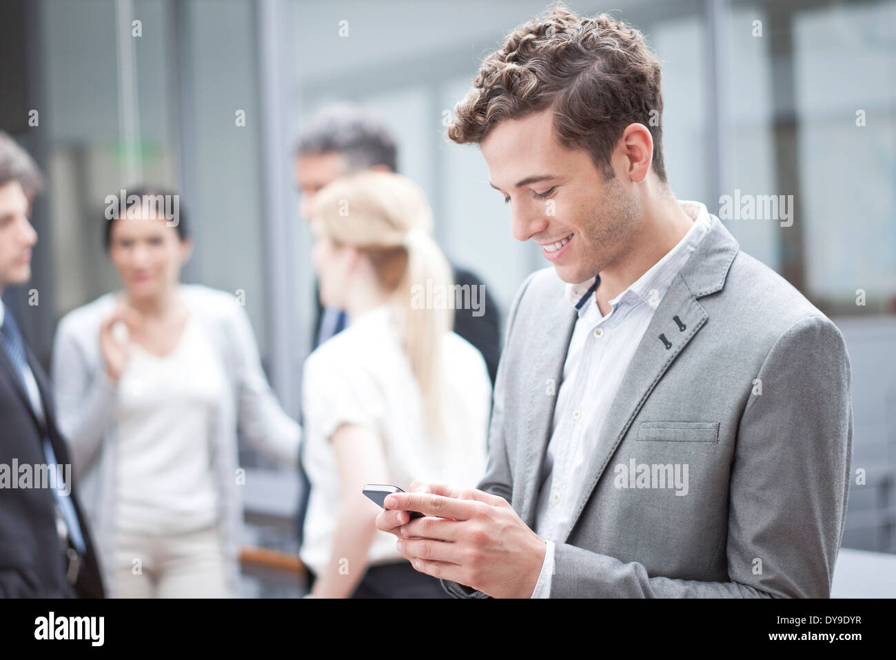 Crowd of people with iphones hi-res stock photography and images - Alamy