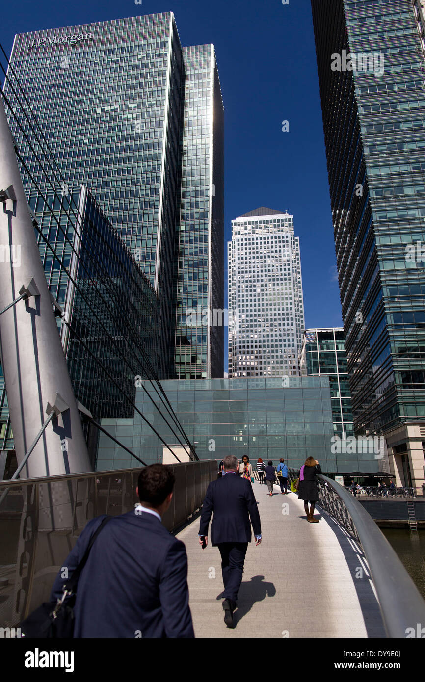 UK, London : Pedestrians cross a bridge near the offices of JPMorgan ...