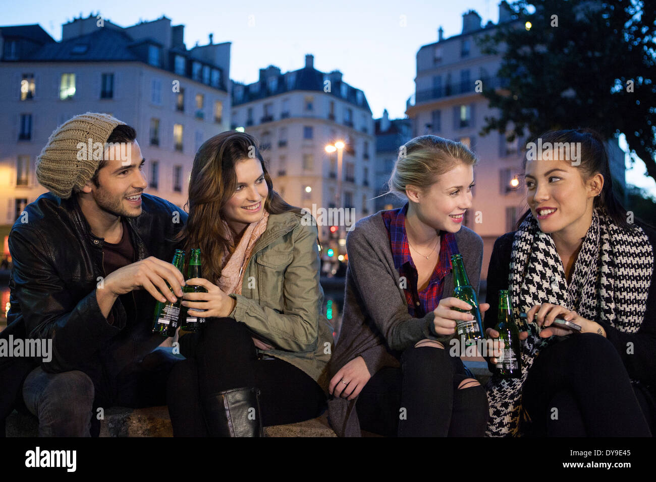 College students drinking beer hi-res stock photography and images - Alamy