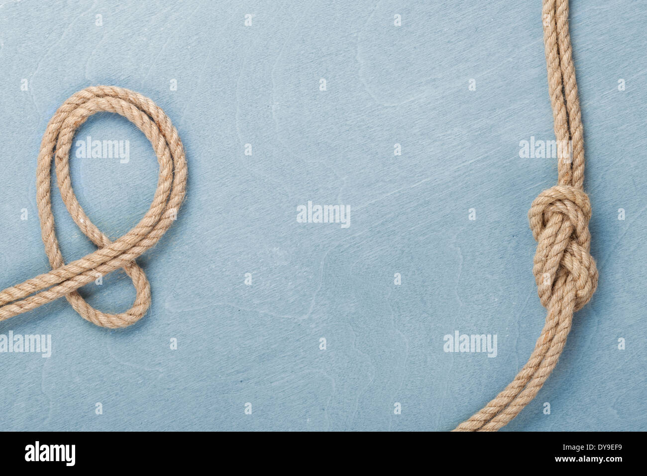 Ship rope knot on blue wooden texture background Stock Photo - Alamy