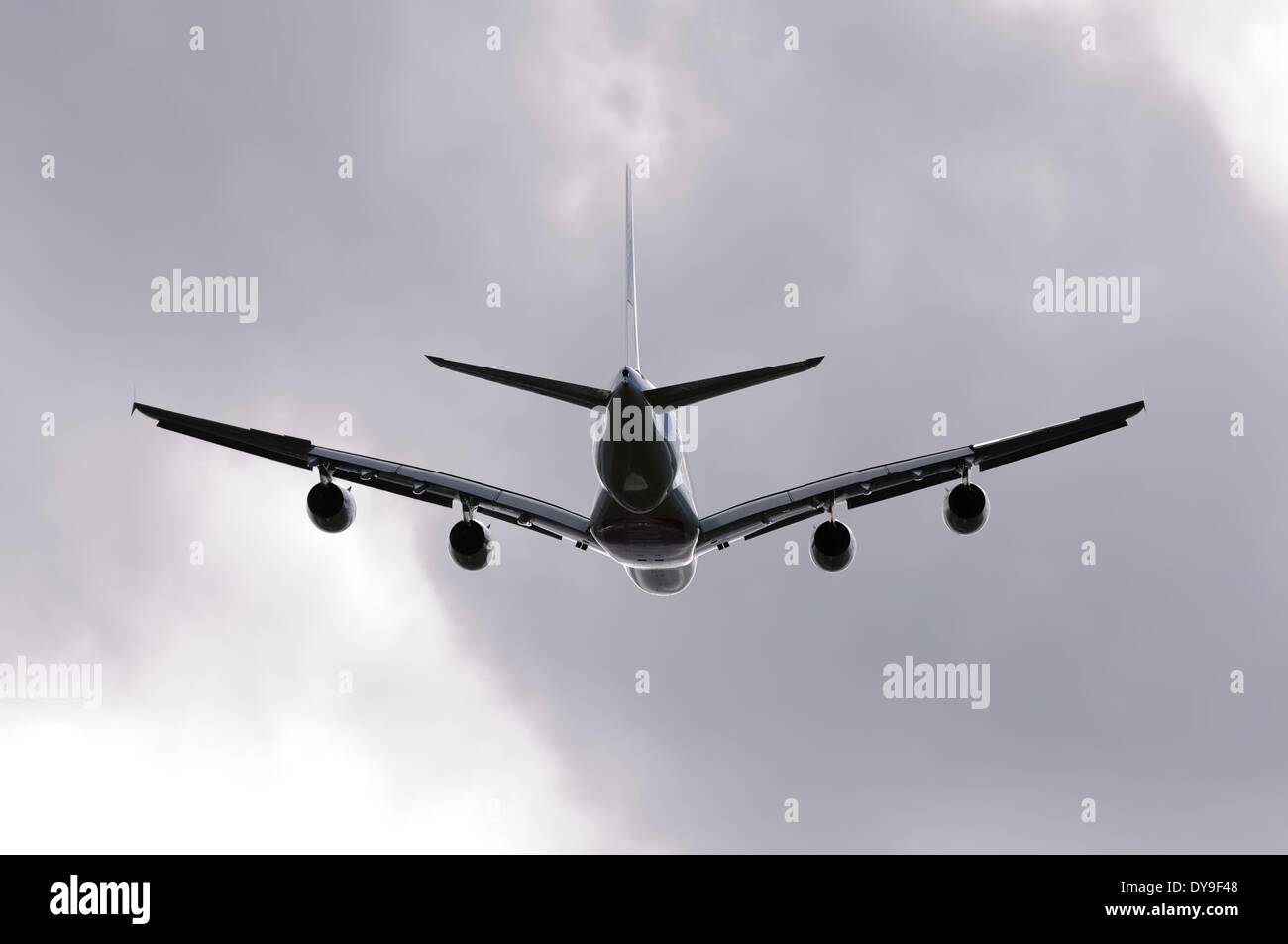 Airbus a380 from underneath hi-res stock photography and images - Alamy