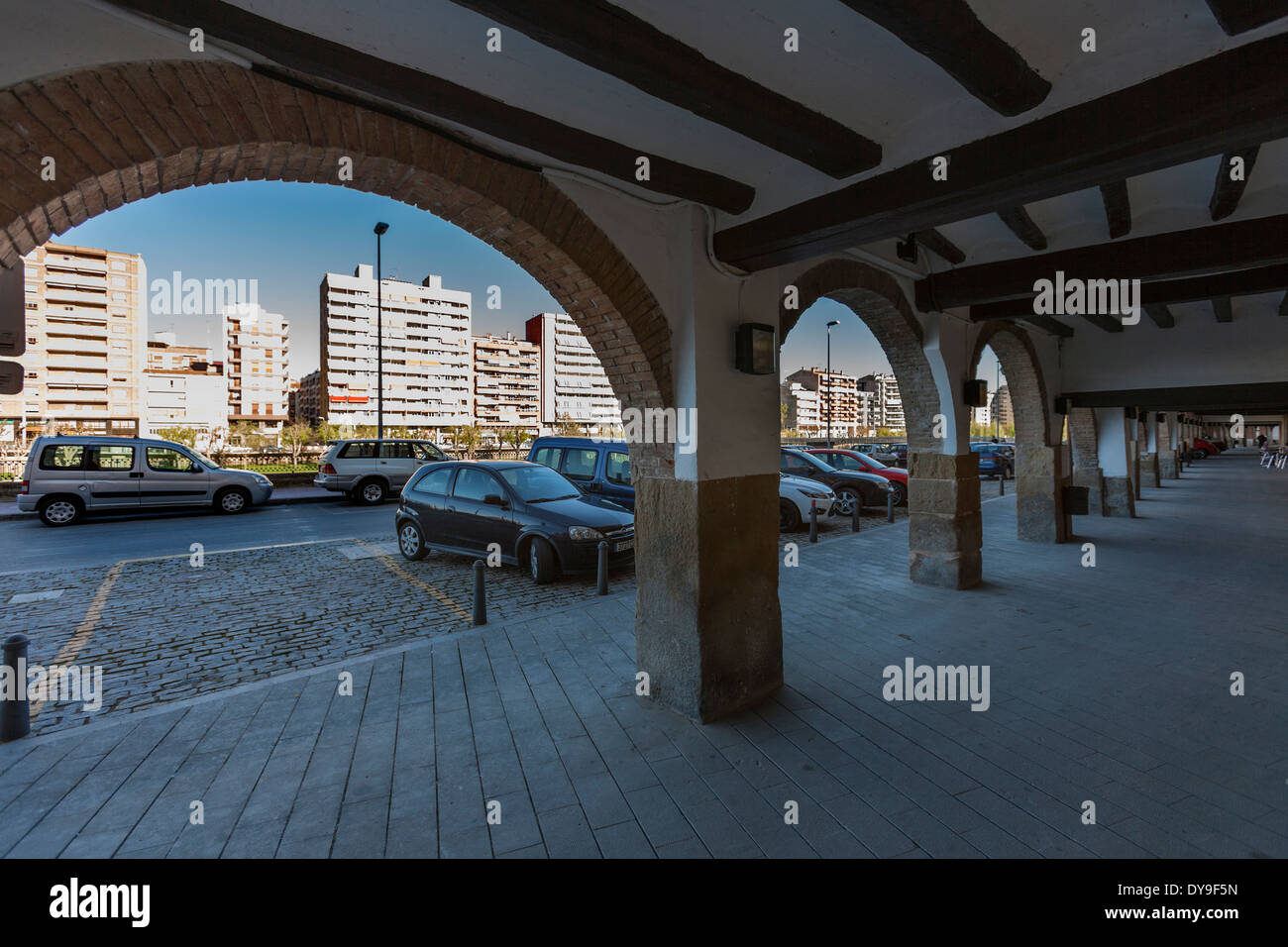 Houses arch hi-res stock photography and images - Alamy