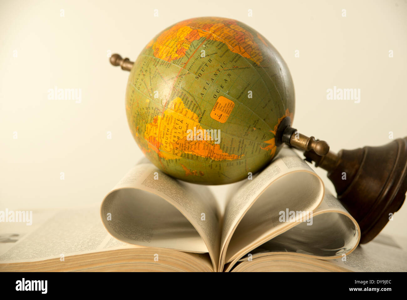 Books open world map hi-res stock photography and images - Alamy