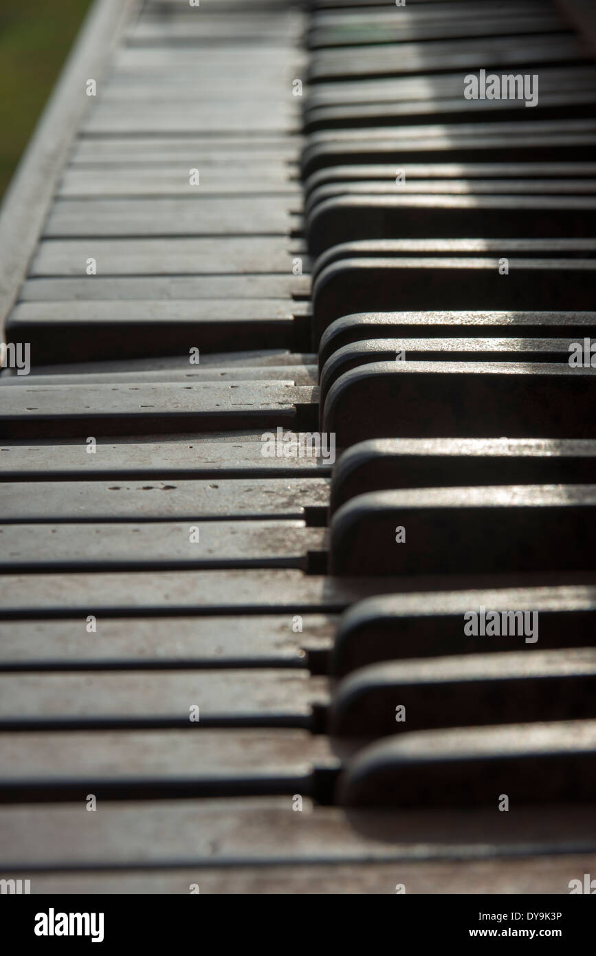 Broken piano keys Stock Photo - Alamy