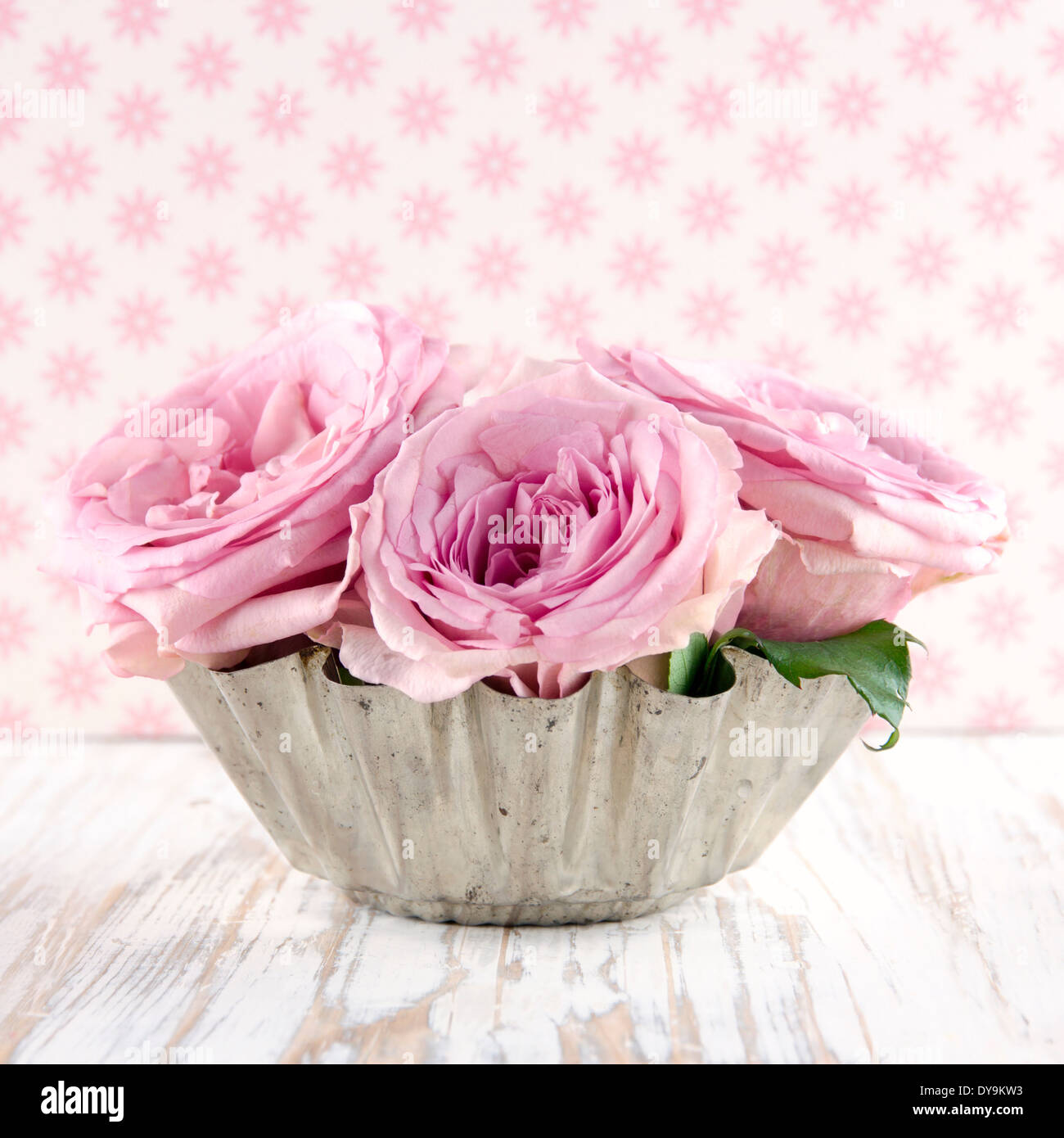 Vintage roses wallpaper hi-res stock photography and images - Alamy
