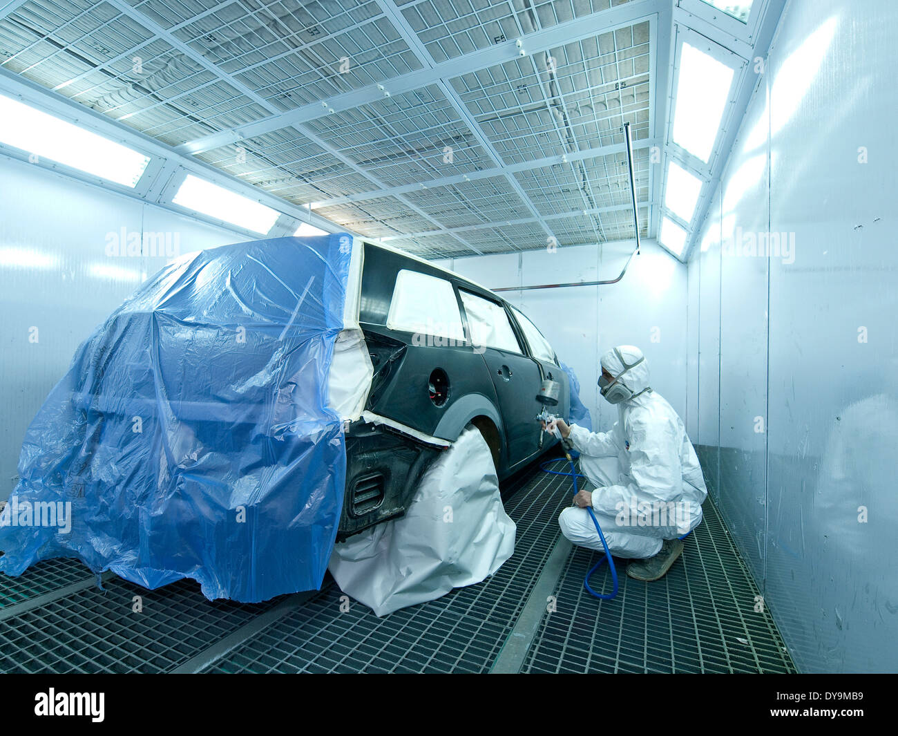 Auto body shop Stock Photo - Alamy