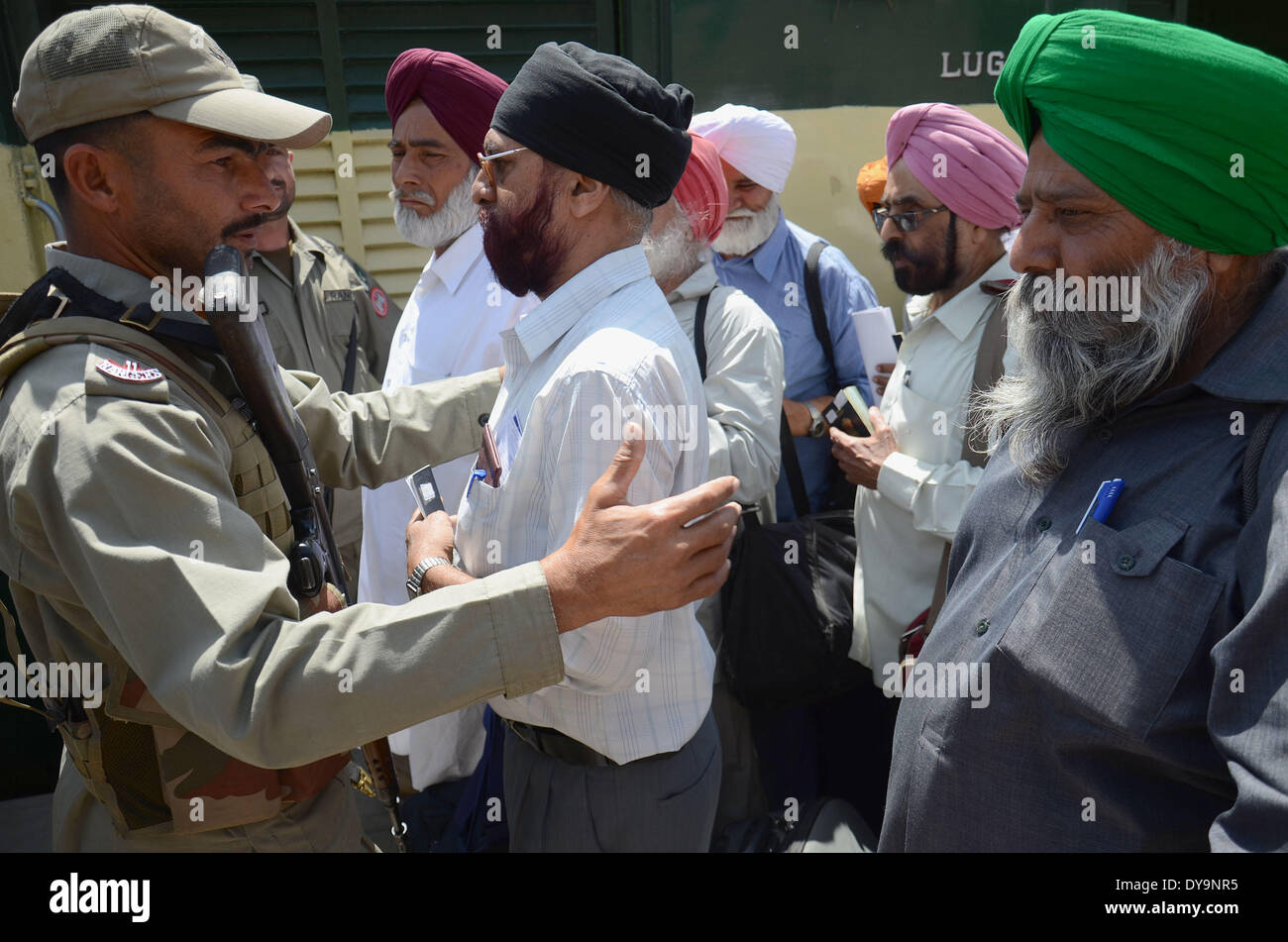 Lahore, Pakistan. 10th April, 2014. Thousands of Indian Sikh pilgrims ...