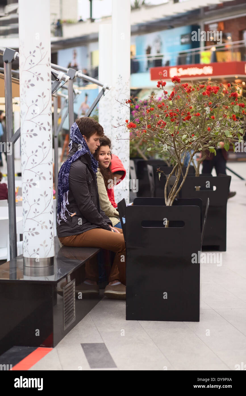 Bench shopping mall hi-res stock photography and images - Alamy