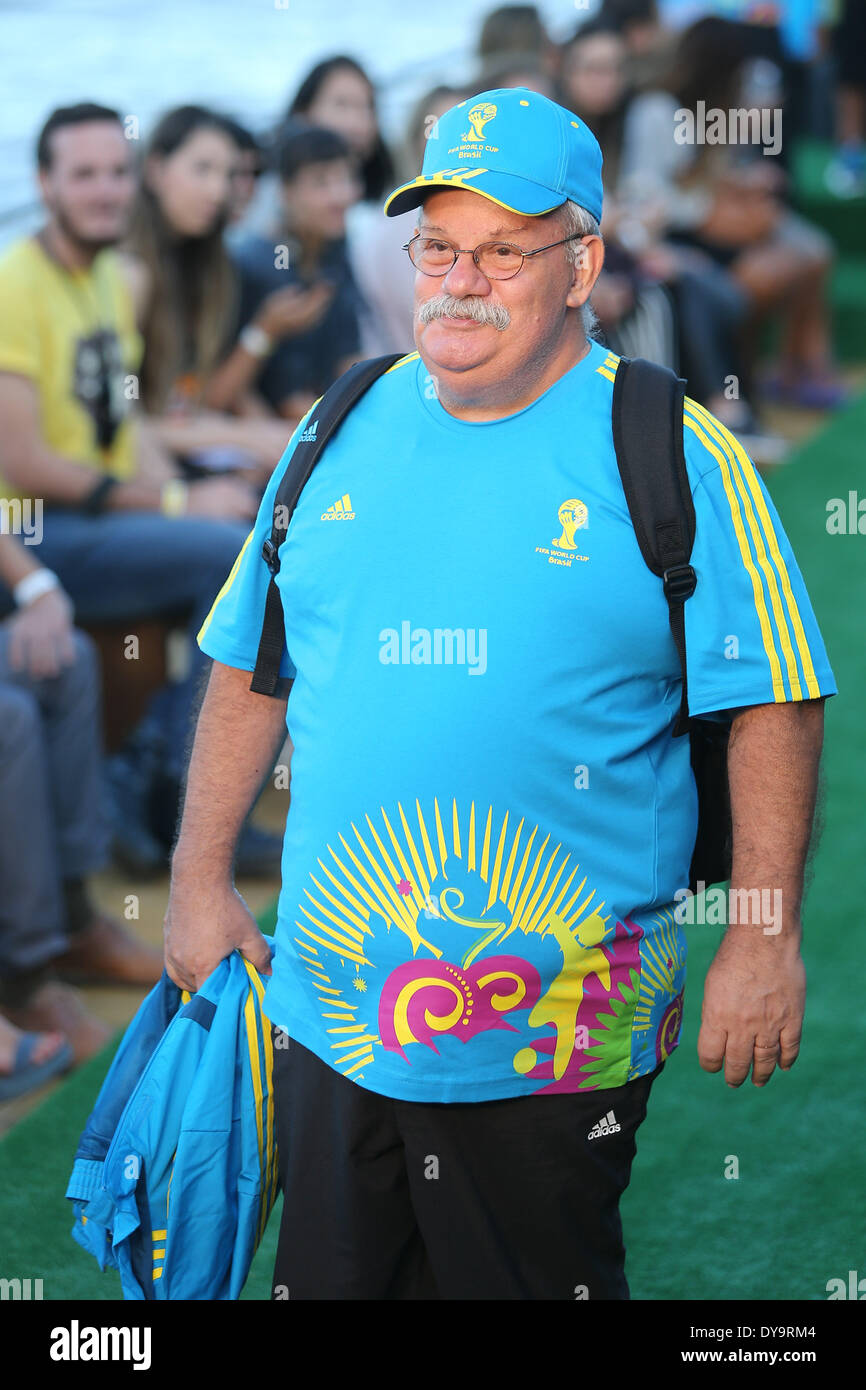 Rio De Janeiro, Brazil. 10th Apr, 2014. A volunteer presents the ...