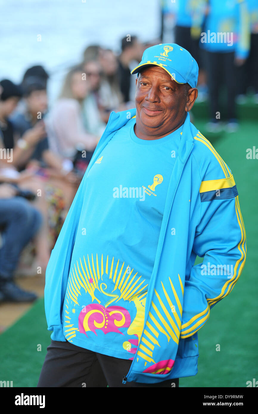 Rio De Janeiro, Brazil. 10th Apr, 2014. A volunteer presents the ...