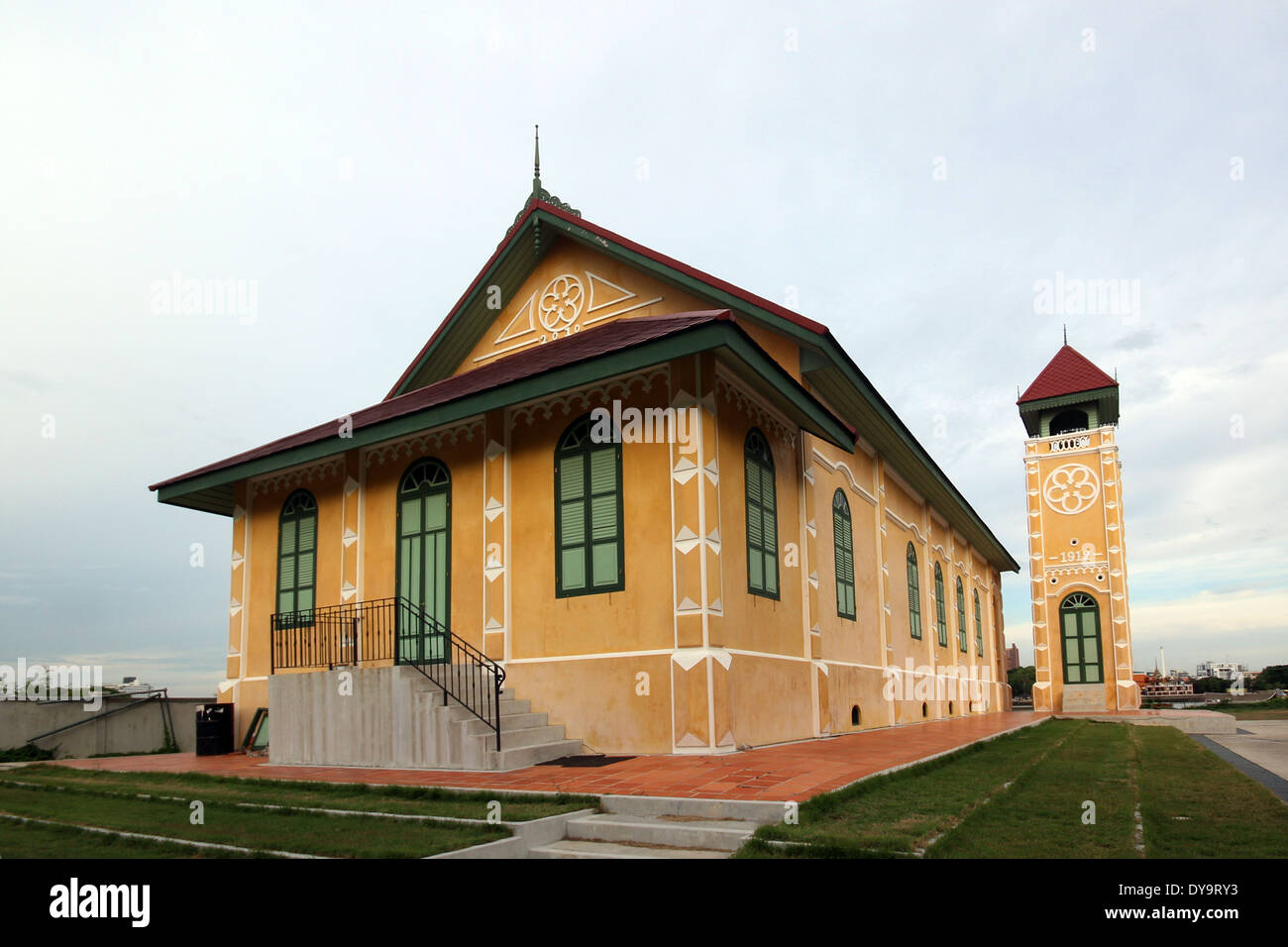 Small church statue hi-res stock photography and images - Alamy
