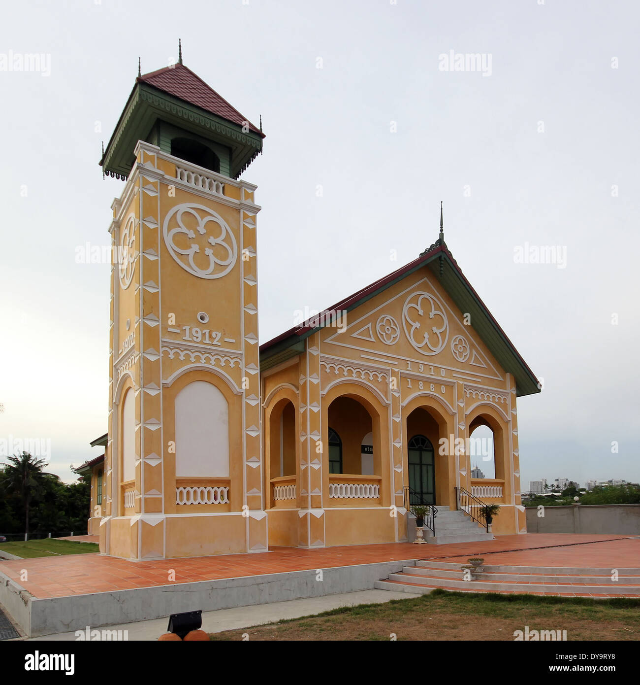 Small church statue hi-res stock photography and images - Alamy