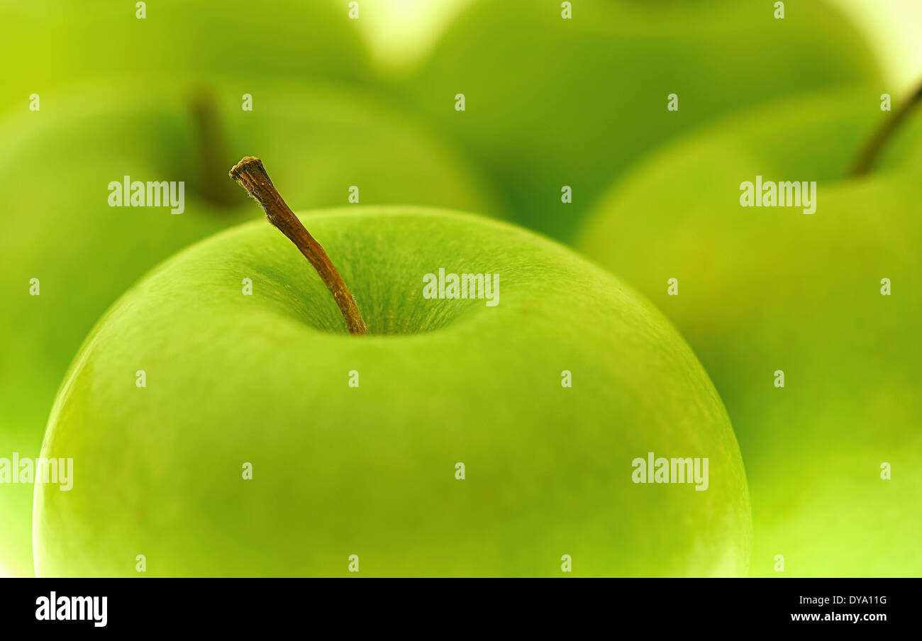 Bunch of big juicy green color apples Stock Photo - Alamy