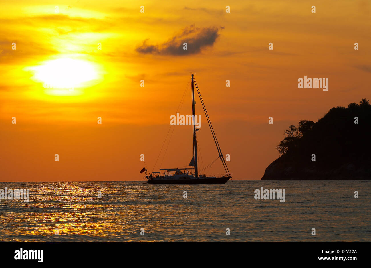 Beach sunset with ship outline hi-res stock photography and images - Alamy