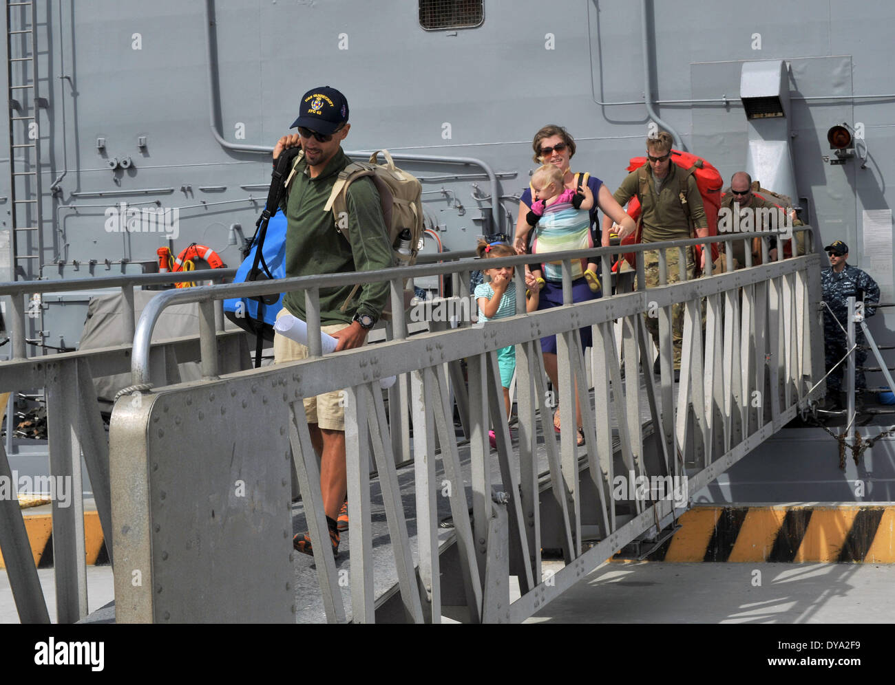 Oliver hazard perry class frigate hi-res stock photography and images ...